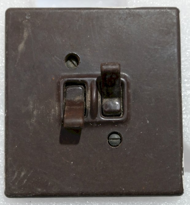 Brugt bakelit afbryder fra restlager